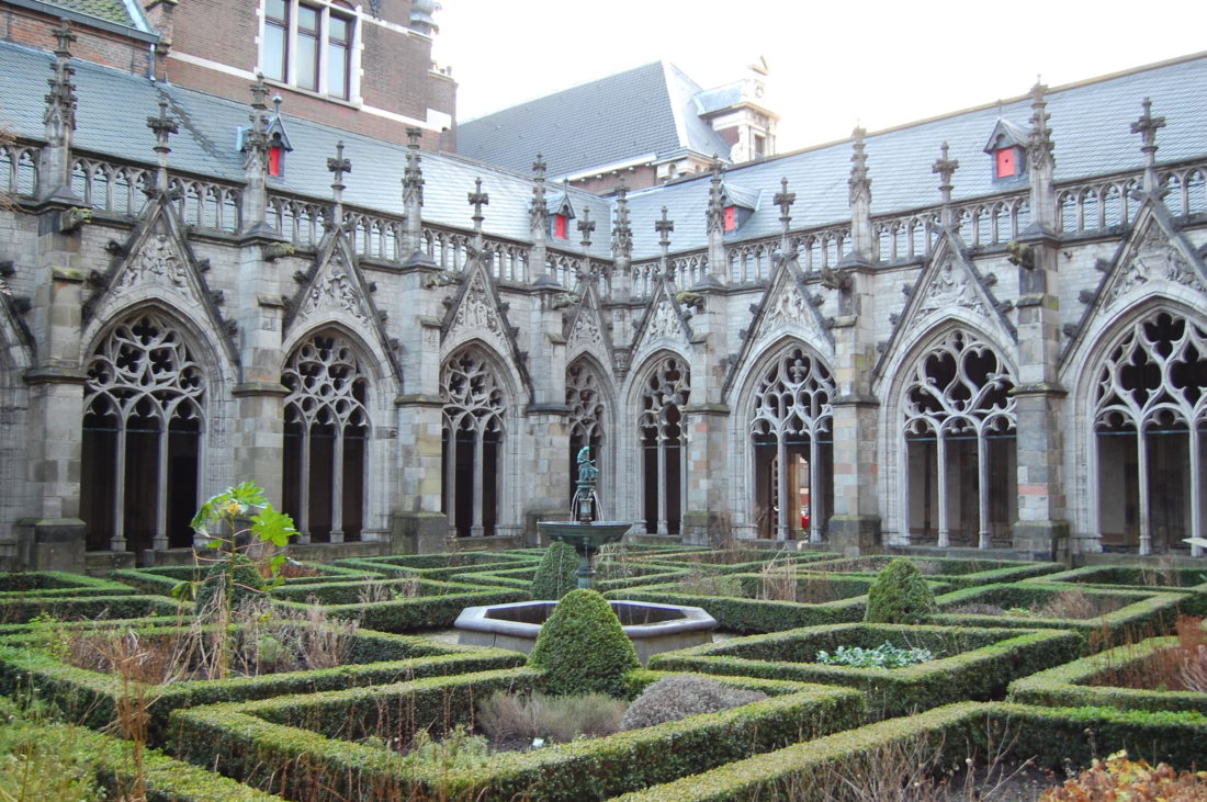 Vertel mij Utrecht: Pandhof Dom- "kloostergang" - De Nuk