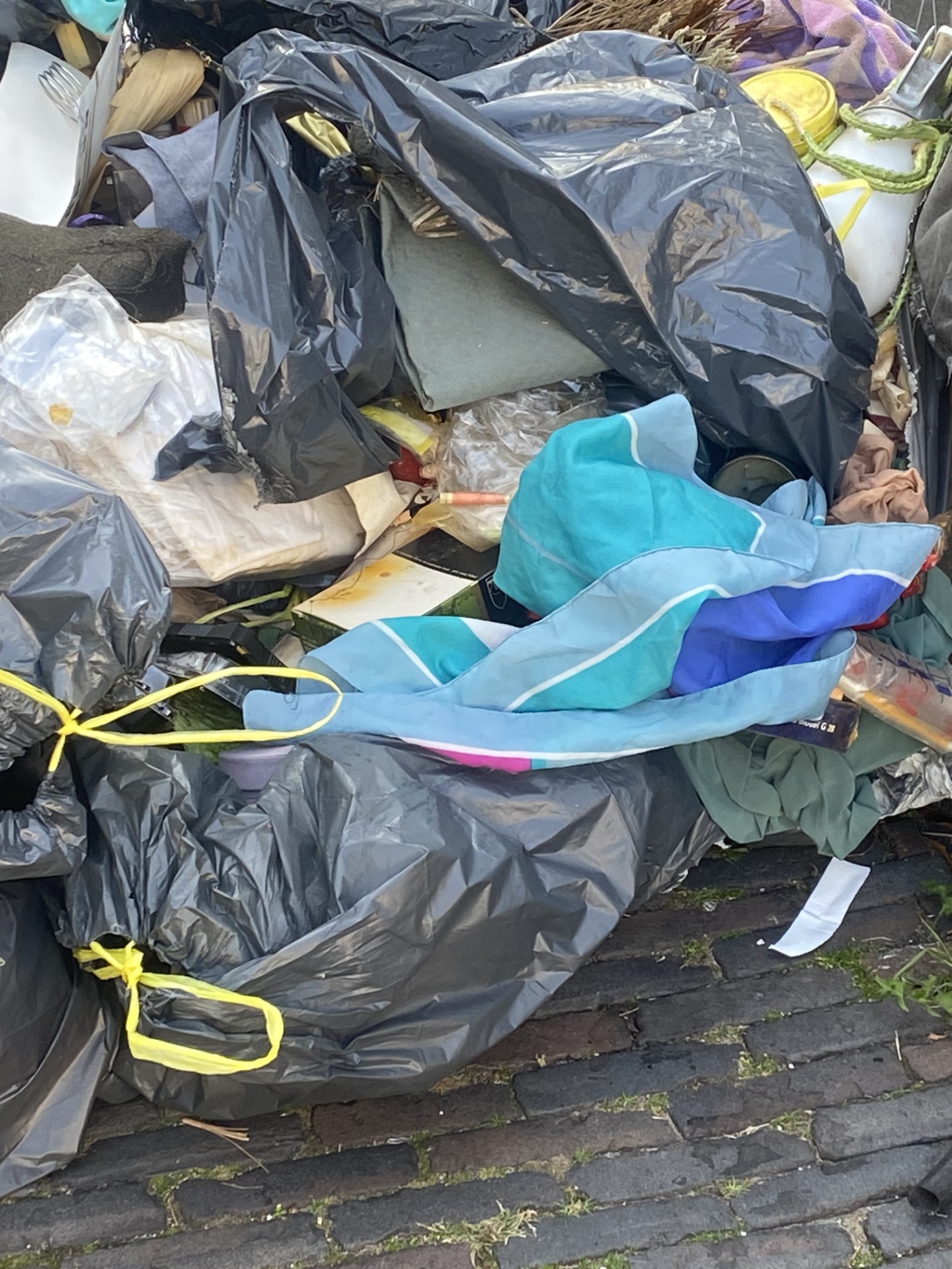 Troep op straat voor een paar centen - De Nuk