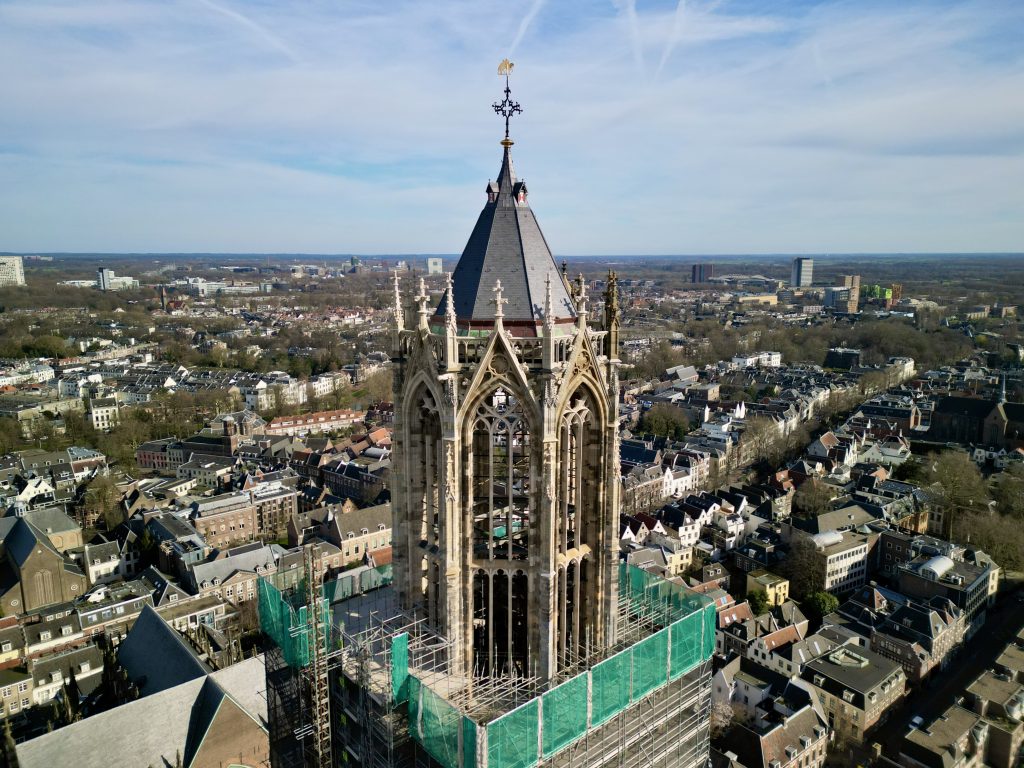 Domtoren stijgt uit de steigers en dat wordt gevierd met een speciaal ...