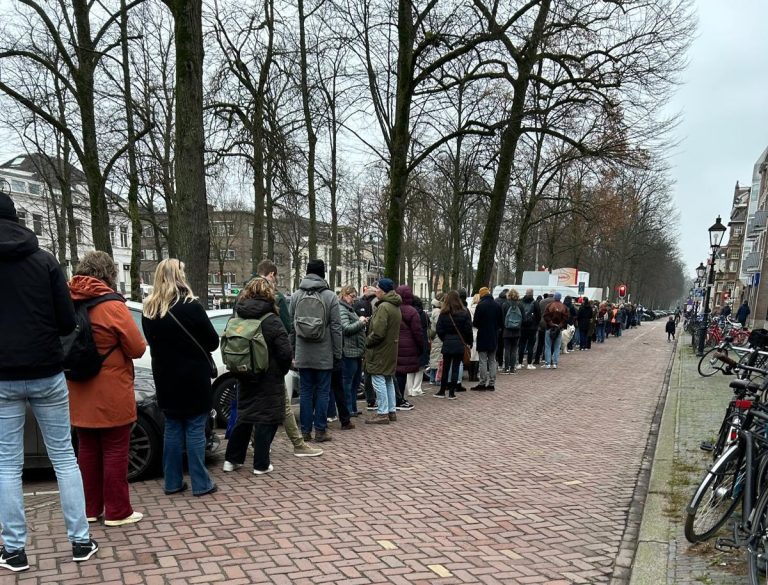 Anderhalf uur in de rij voor oliebollenkraam Maliebaan: "Dit zijn de ...